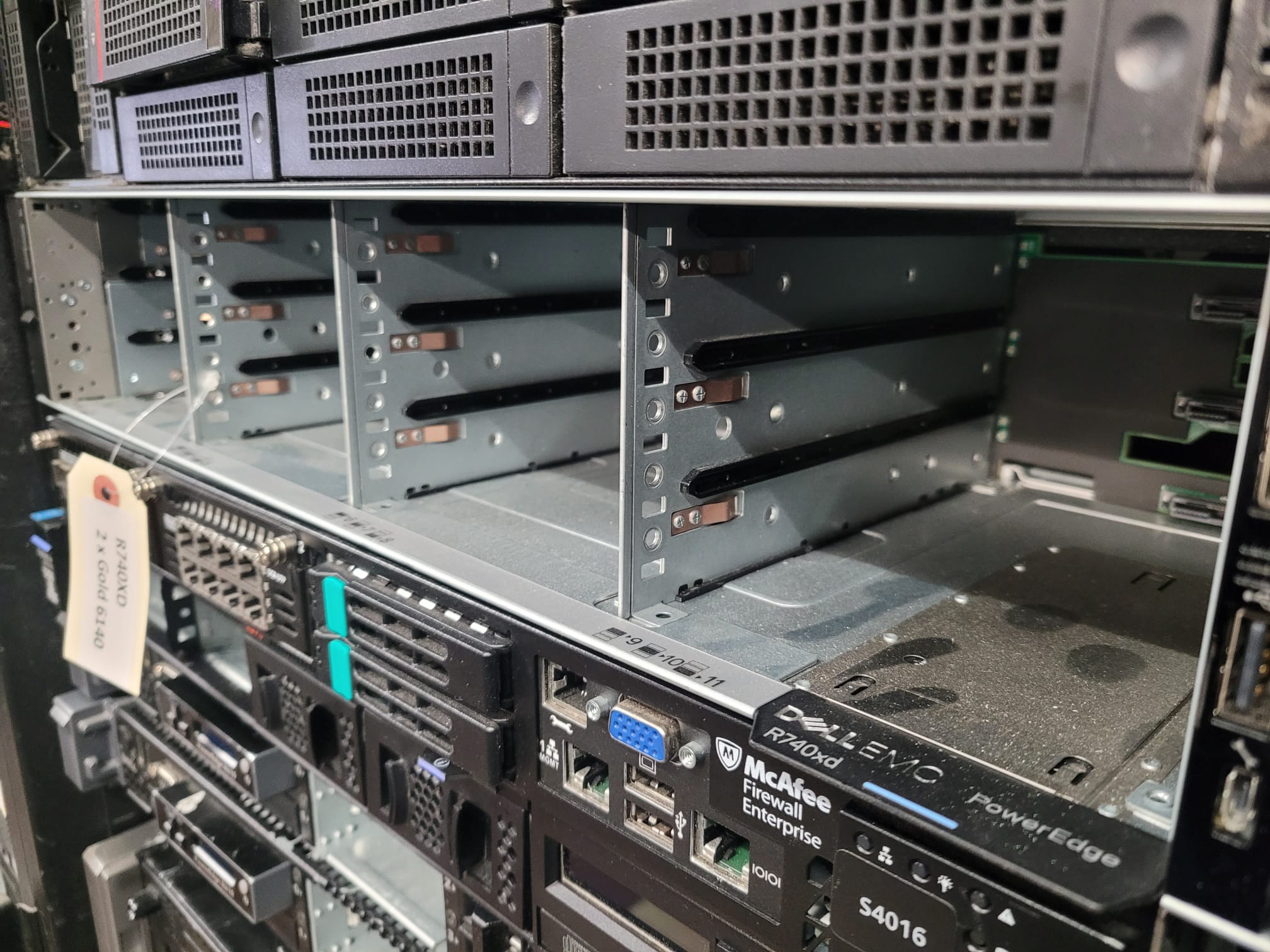 Dell PowerEdge R740xd - 2 Xeon Gold 6140 2.3GHz, 256GB RAM, 16 LFF, 4 ...